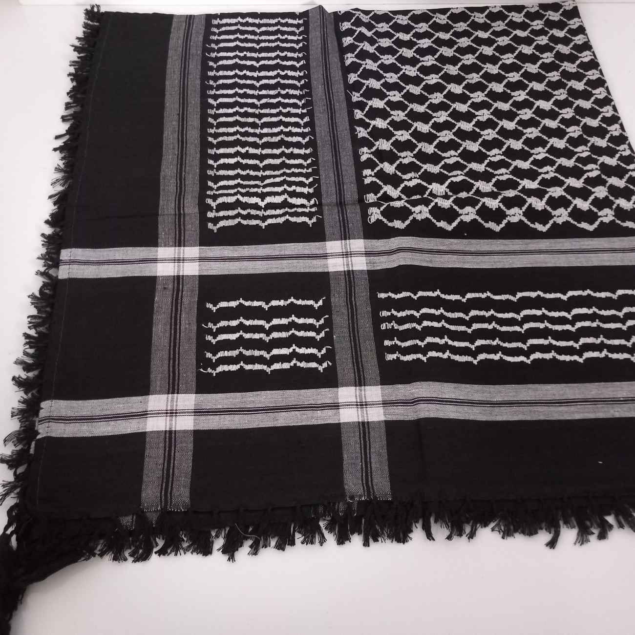 Shemagh Scarf Style - Traditional Arabic Checkered Head Covering ...